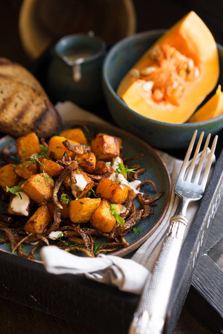 Salad with crispy onion and deep-fried pumpkin – Bisharafak